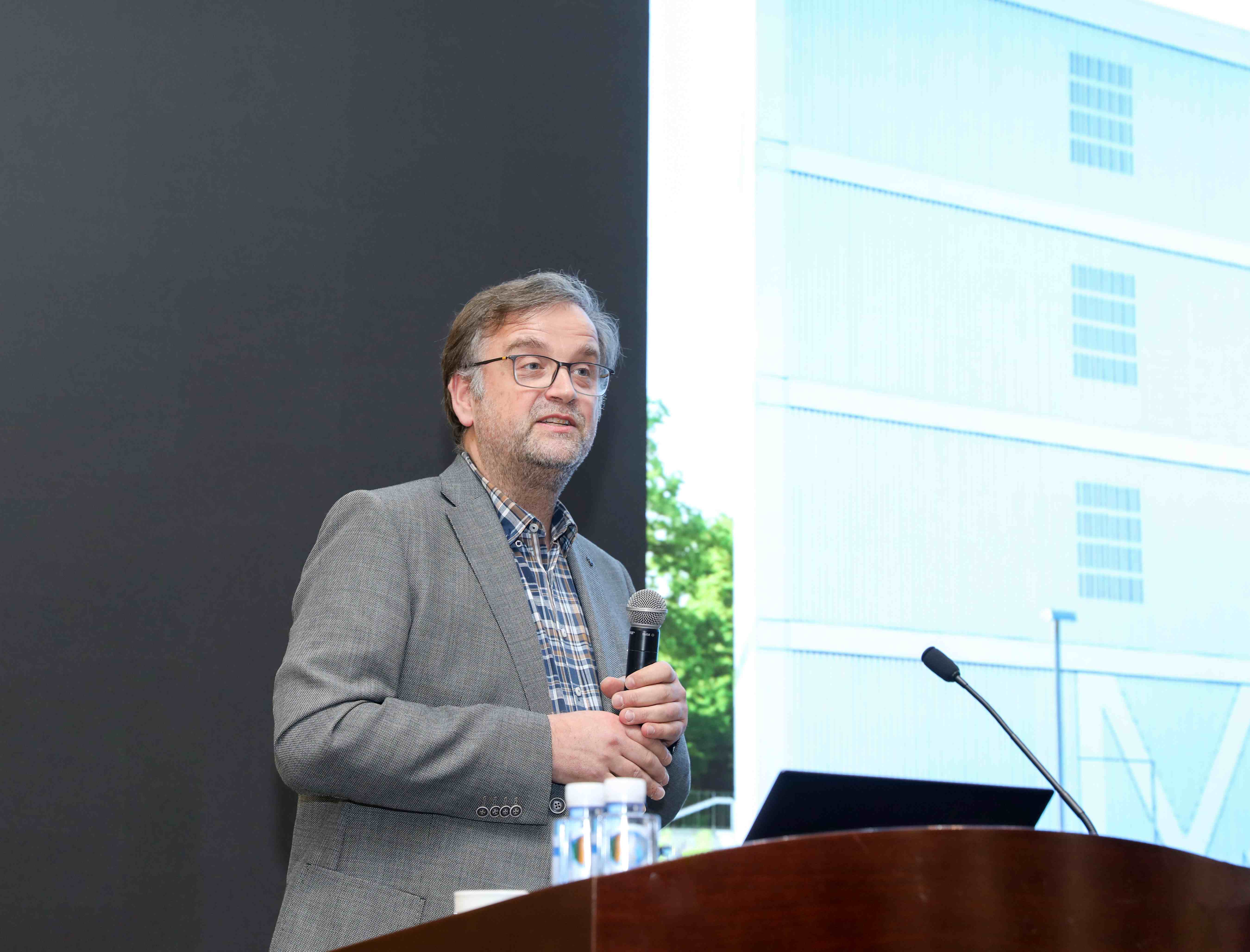 德国国家科学与工程院院士、德国开姆尼茨工业大学Oliver G. Schmidt教授来校交流